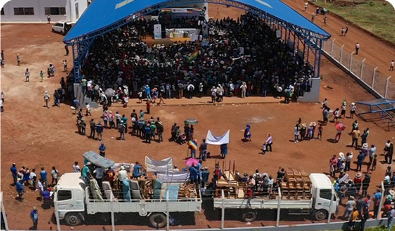 ABT entrega mobiliario escolar en san Ignacio de Velasco